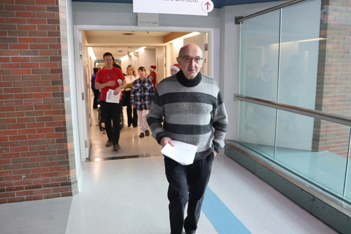 Volunteers deliver Christmas cheer to hospital patients
