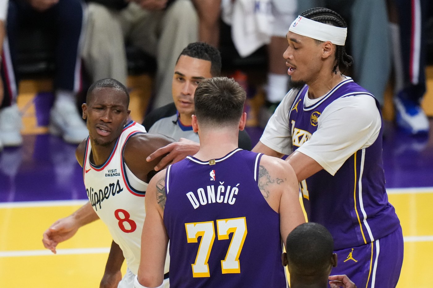 Doncic criticizes the NBA Cup court, but praises Lakers for support in late-game skirmish with Dunn