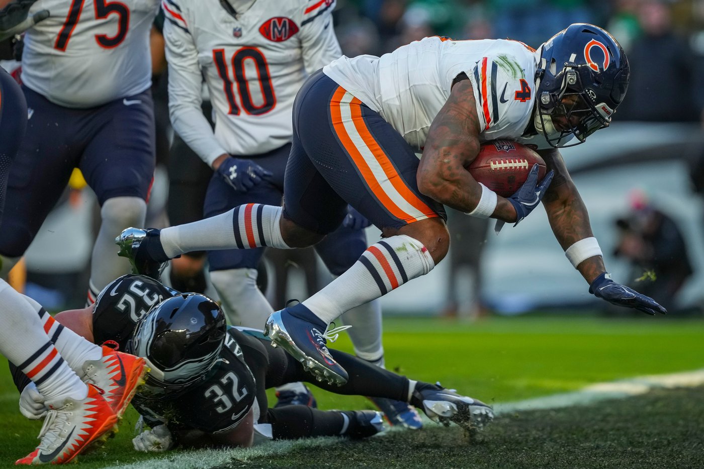 Bears' dominant rushing attack leads to their 5th straight win, 24-15 over reeling Eagles