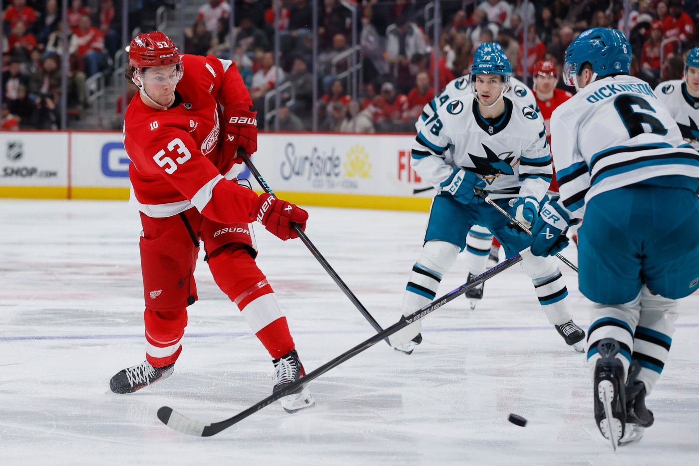Larkin scores go-ahead goal as Red Wings beat Sharks 4-2
