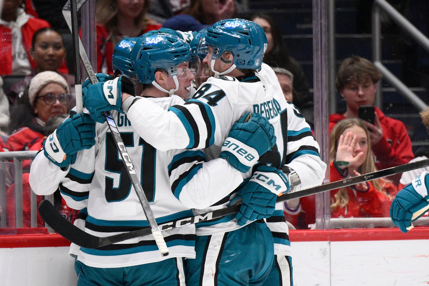 Sharks' 3-goal second period keys 3-2 victory over Capitals