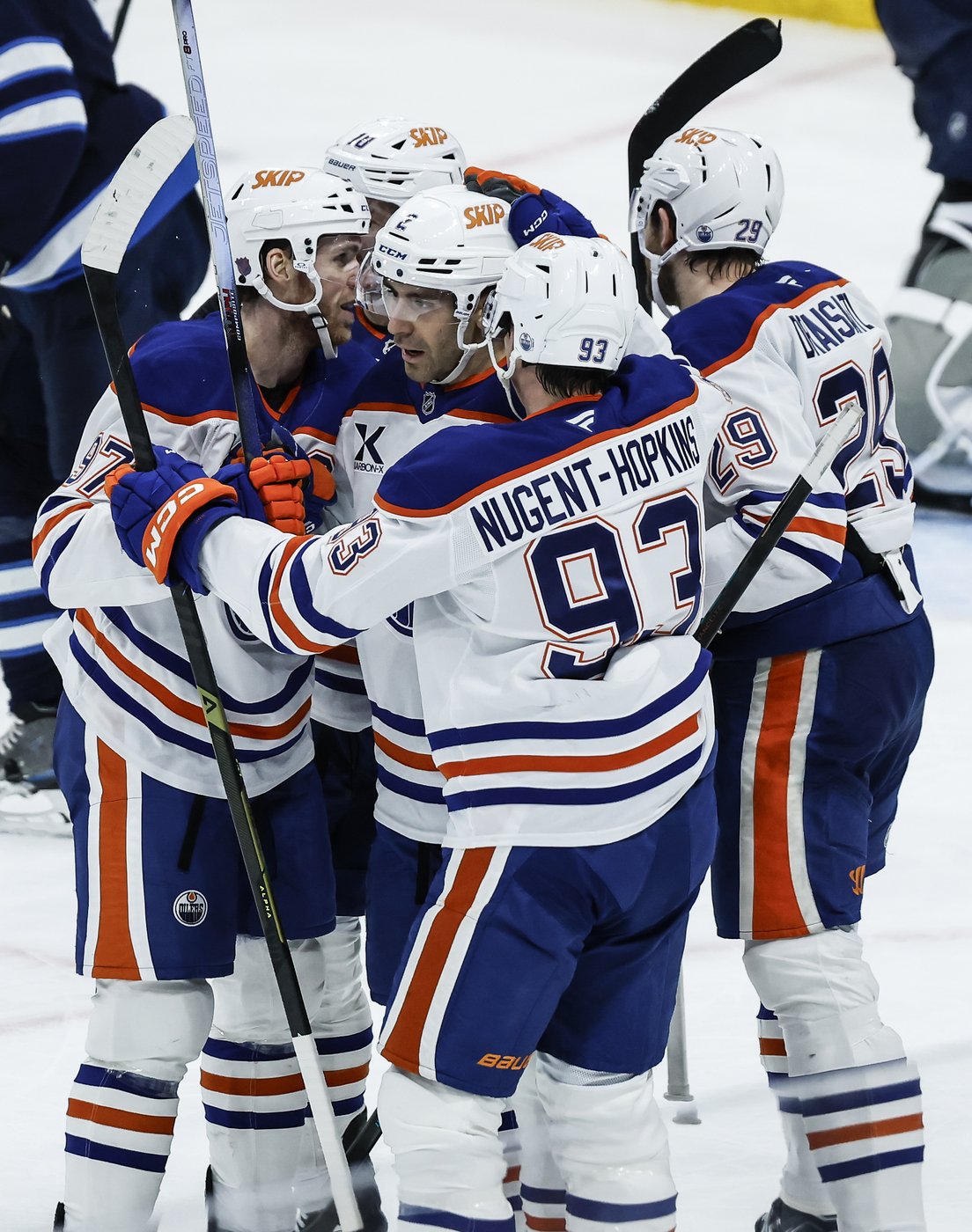 McDavid stretches point streak to 17 as Oilers take advantage of ...