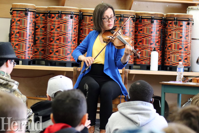 Students join in kitchen party to learn Métis culture