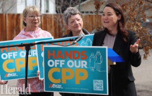 NDP pushing lawn signs to oppose government plans for CPP